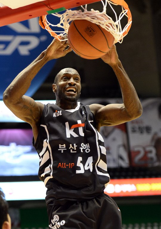 '리차드슨 27점' KT, KCC에 짜릿한 역전승…홈 4연승 : 네이트 스포츠