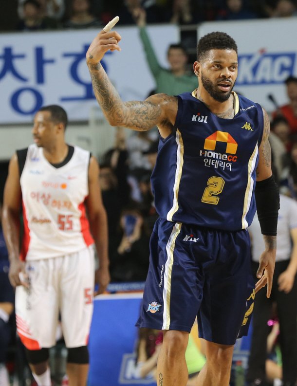 '에밋 40득점' KCC, SK 꺾고 정규리그 우승 눈앞 : 네이트 스포츠