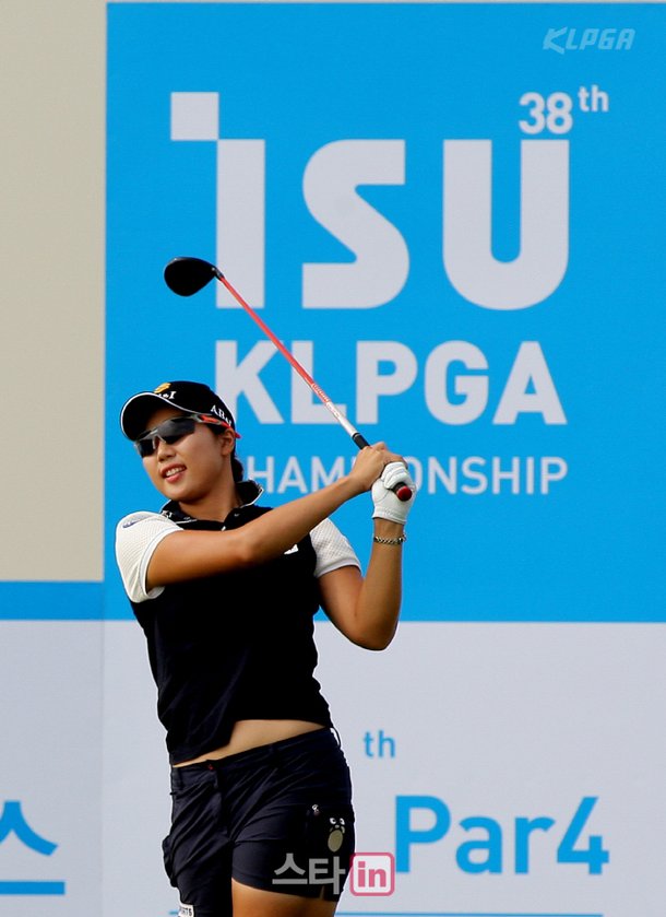 [포토]이수그룹 제38회 KLPGA 챔피언십 2R, '김민지, 부드러운 자세' : 네이트 스포츠