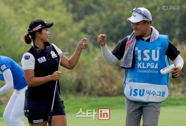 [포토]이수그룹 제38회 KLPGA 챔피언십 2R, '김민지, 잘했어' : 네이트 스포츠