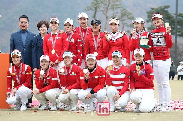 [포토] 팀 KLPGA '3년만에 우승 금메달 메고' : 네이트 스포츠