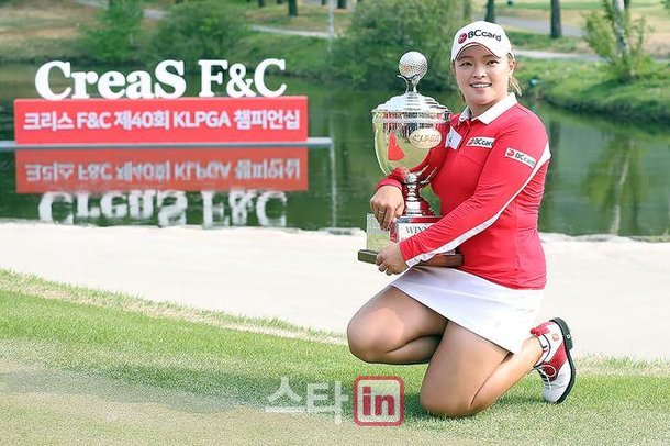[포토] 장하나 '크리스 KLPGA 챔피언십 40대 챔프에요' : 네이트 스포츠