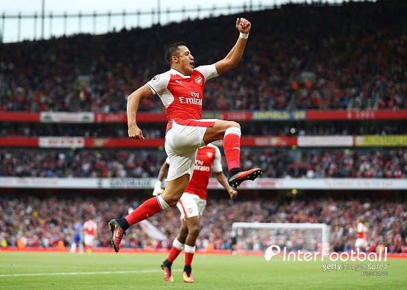 [런던더비 리뷰] '산체스 1G 1AS' 아스널, 첼시 3-0 격파…역사적 대승+3위 등극 : 네이트 뉴스