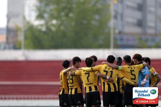 [챌린지 리뷰] '하파엘 4G 1AS' 충주, '1위' 안산에 8-1 대승…김신 2G 2AS : 네이트 뉴스