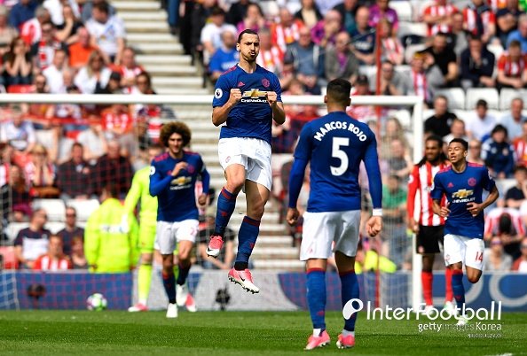 [EPL 리뷰] '즐라탄 1G 1AS' 맨유, 10명 싸운 선덜랜드에 3-0 완승…21G 무패+5위 탈환 : 네이트 스포츠