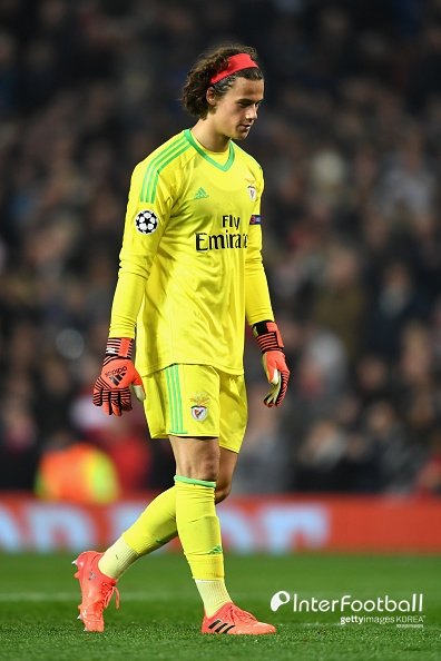 [UCL STAR] '18세 GK' 스빌라르, 불운의 자책골로 '또 눈물' : 네이트 스포츠