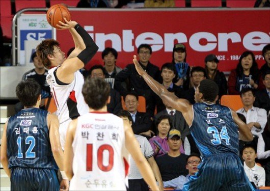 '오세근 더블-더블' KGC, KCC 꺾고 2연승 행진 : 네이트 스포츠