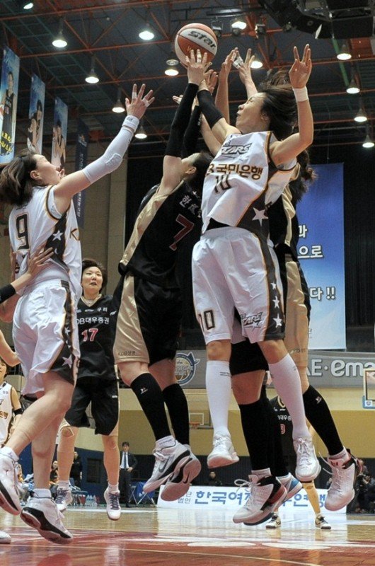 '변연하 28점' KB스타즈, KDB생명 꺾고 PO 기선제압 : 네이트 스포츠