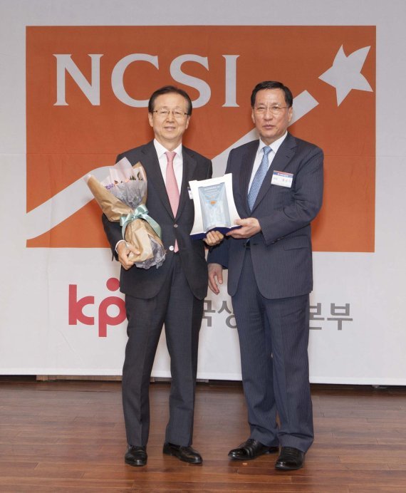 영원아웃도어, 국가고객만족도(NCSI) 아웃도어의류 부문 3년 연속 1위 기업 선정 : 네이트 뉴스