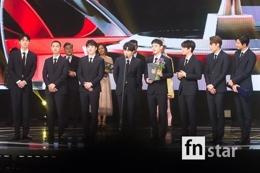 엑소, '2017 AAA' 참석 확정…2년 연속 대상 수상 노린다 : 네이트 뉴스