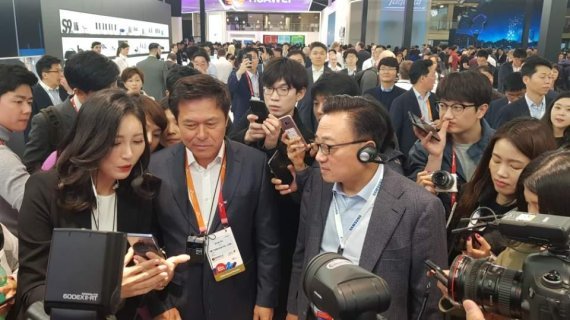 [MWC 2018 현장사진] 박정호 SKT 사장 닮은 '이모지' 어떤 모습? : 네이트 뉴스