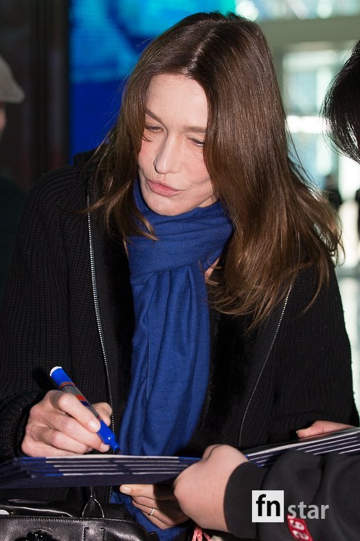 [포토] 카를라 브루니(Carla Bruni), '전 영부인의 친절한 사인' : 네이트 뉴스