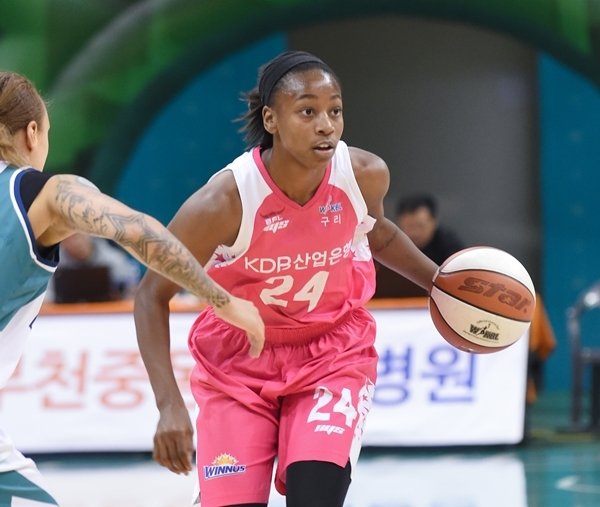 KDB생명, KEB하나은행 제물로 3연패 탈출 : 네이트 스포츠