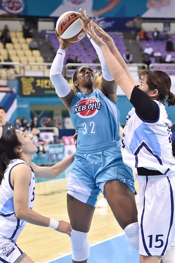 '파커 23점·16R' KEB하나은행, 개막 3경기 만에 첫 승 : 네이트 스포츠