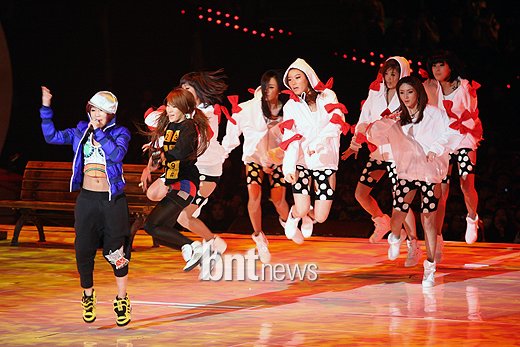 [bnt포토] 2NE1 '더 높이 뛰어 올라~' : 네이트 연예