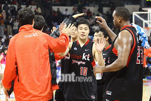 [bnt포토] KT "오늘은 우리가 위너" : 네이트 스포츠