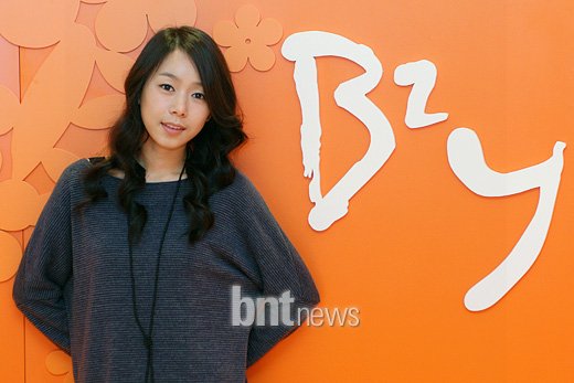 [bnt포토] 조수아 'B2y 로고 옆에서' : 네이트 뉴스