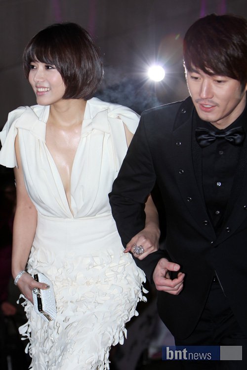 [포토] 2010 KBS 연기대상 '오지은, 장혁 팔짱 꼭 낀채로~' : 네이트 연예