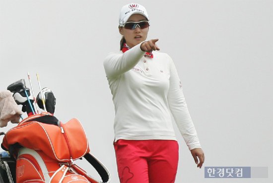 '미녀골퍼' 홍란, KLPGA 시상식 마이크 잡는다. : 네이트 스포츠