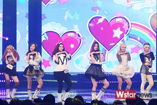 [포토] 헬로비너스 '애교 넘치는 깜찍댄스' : 네이트 연예