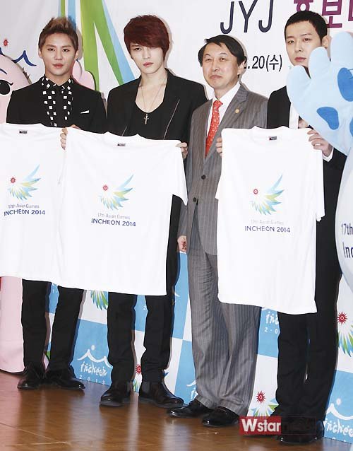 [포토] JYJ '공식 티셔츠 입고 인천아시아경기대회 홍보에 매진할게요!' : 네이트 연예