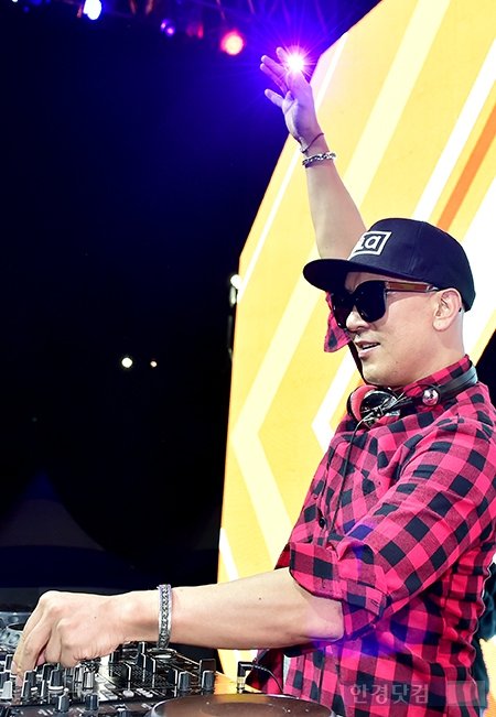 [포토] DJ,KOO, '다같이 손머리 위로~' : 네이트 연예