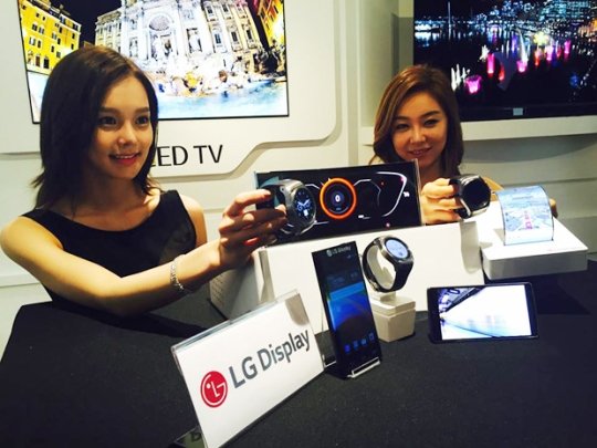 LGD, 롤러블 디스플레이 美서 세계 첫 일반 공개 : 네이트 뉴스