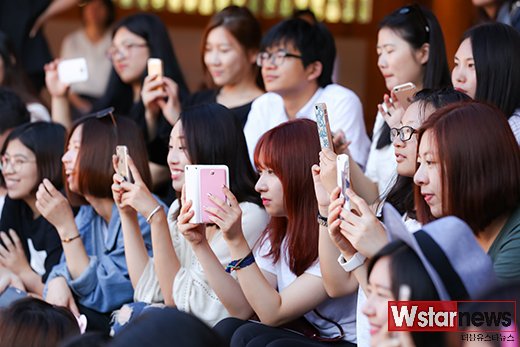 [포토] bnt world 중국sns기자단 '스마트폰으로 열띤 취재 중~' : 네이트 뉴스