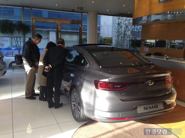 [현장+] 심상찮은 SM6 초기 돌풍…평일 낮에도 "고객들 북적" : 네이트 뉴스