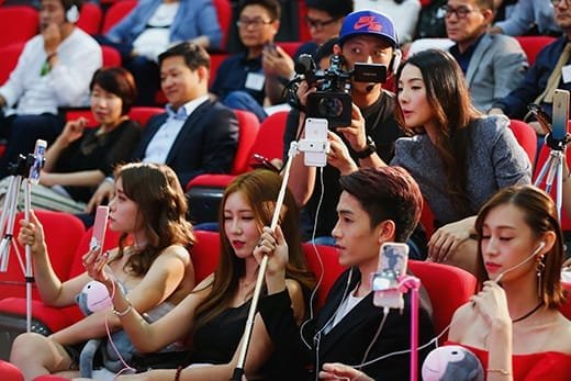 [포토] 왕홍 방송 생중계하는 김시현 대표 (2017 MCT 차이나스타 프로젝트) : 네이트 뉴스