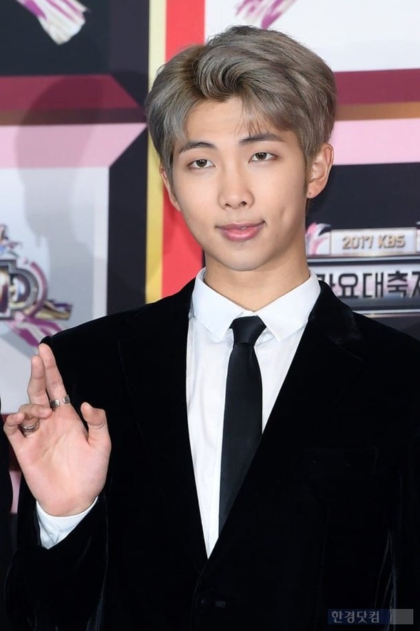[포토] 방탄소년단 RM, '보조개 살짝~'(KBS 가요대축제) : 네이트 연예