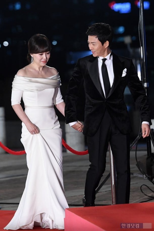 [포토] 하희라-최수종 부부, '꿀떨어지는 잉꼬부부~'(2018 KBS 연기대상) : 네이트 연예