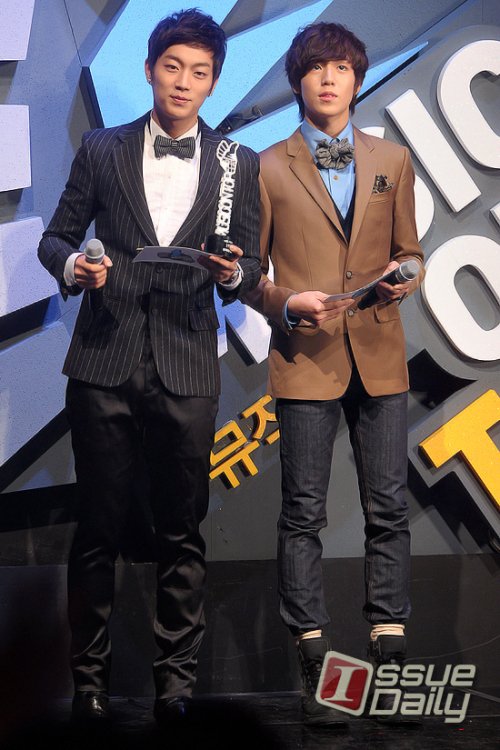 윤두준-이현우, 우리가 바로 ‘뮤직 온 탑’ 2MC! : 네이트 뉴스