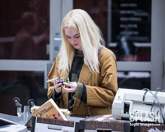 [할리웃POP0]엠마 스톤, 뉴욕 한복판서 담배 피우며…촬영 포착 : 네이트 연예