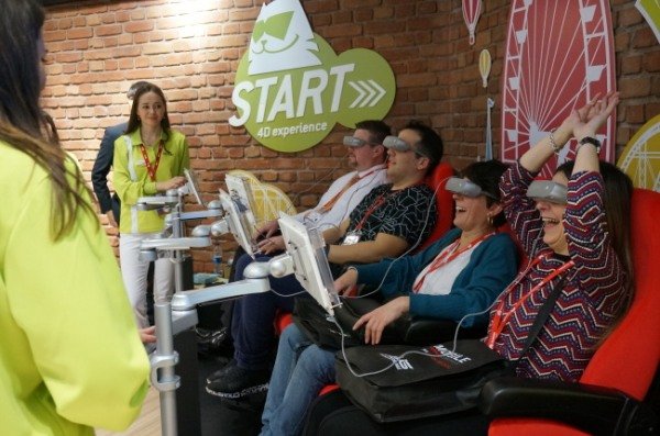 [삼성·LG전자 혁신의 신제품 돌풍 'MWC 2016'] 관람객 북적…"VR, 롤러코스트 탄듯" 환호 : 네이트 뉴스