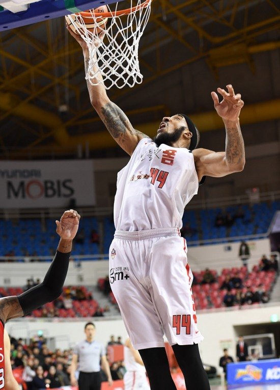 [프로농구] '김선형 4Q 맹활약' SK, KCC 꺾고 2연패 탈출 : 네이트 뉴스