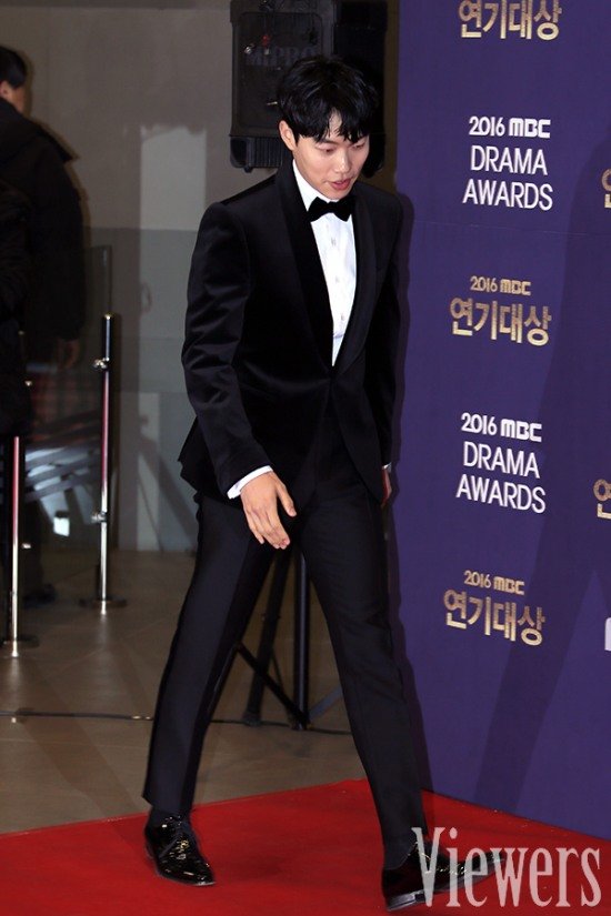 [V포토] 류준열, 여심 스틸러의 등장 (2016 MBC 연기대상) | 아이돌24시 : 네이트 연예