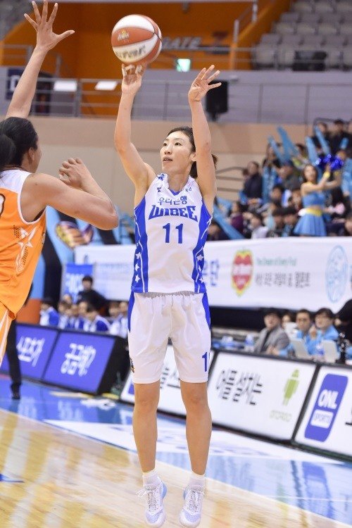 [WKBL] '임영희 18점' 우리은행, KB 꺾고 시즌 19승…KB는 4연패 : 네이트 뉴스