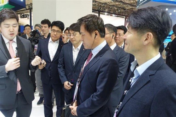 [MWC2017] SKT-KT 수장, MWC서 광폭 행보 : 네이트 뉴스