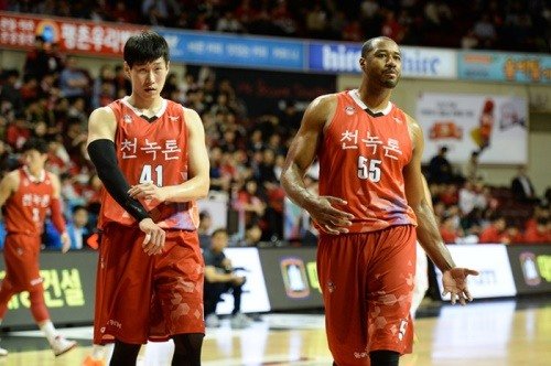 [프로농구] '오세근 트리플-더블' KGC, kt 제압하고 2연승 : 네이트 뉴스