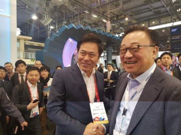 [MWC 2018] 삼성 부스 찾은 박정호 SKT 사장, '갤S9 수퍼 슬로우모션 기능' 극찬 : 네이트 뉴스