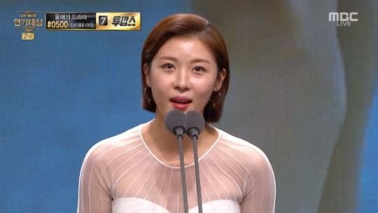 '2017 MBC 연기대상' 유승호-하지원 미니시리즈 최우수연기상 수상 "가슴 따뜻한 배우 될 것" : 네이트 연예