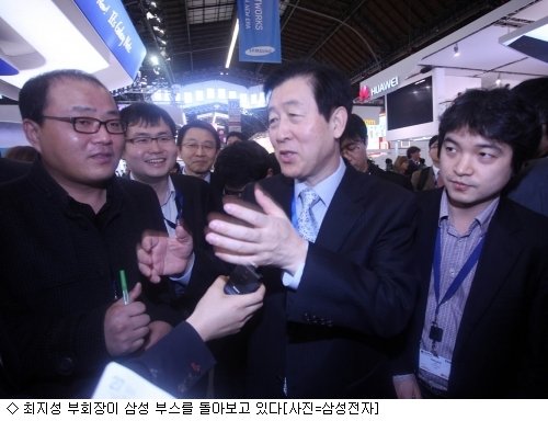 [MWC 포토]'갤럭시노트10.1'에 몰린 세계인의 관심 : 네이트 뉴스