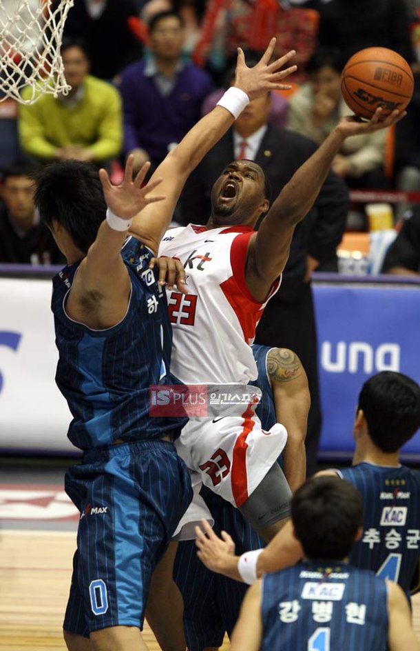 ‘존슨 27점’ KCC, KT에 역전승…단독 5위 : 네이트 스포츠