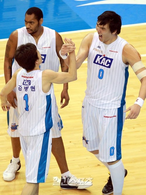 KCC, 5차전서 진땀승 ‘1승 남았다!’ : 네이트 스포츠