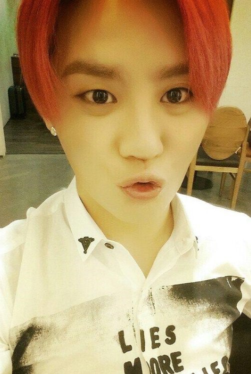 JYJ 김준수, 드라큘라의 귀척? "역시 귀척은 입술 내밀기" : 네이트 연예