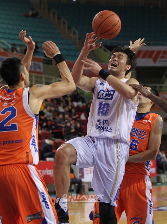 [포토] 전자랜드 정효근에 막히는 KCC 김태홍 : 네이트 스포츠