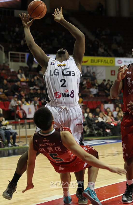[포토] LG 메시와 KGC 이원대 충돌 : 네이트 스포츠
