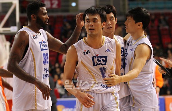 윌커슨 31점 폭발 KCC, SK에 승리하며 2연승 : 네이트 스포츠