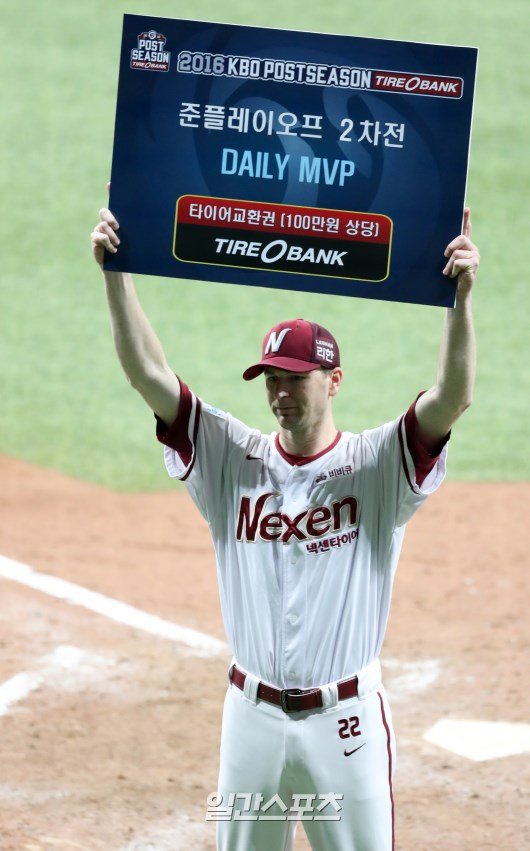 [포토] 밴헤켄 '준PO 2차전 MVP' : 네이트 스포츠